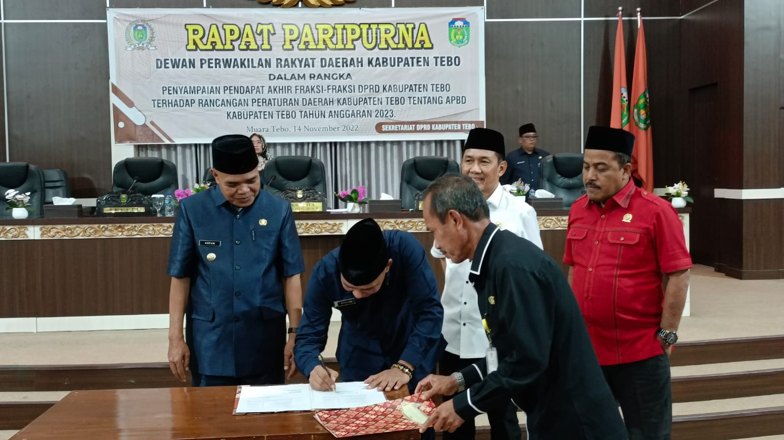 Rapat Paripurna DPRD Tebo Penyampaian Pendapat Akhir fraksi DPRD Terhadap Raperda Dan APBD Tebo ...
