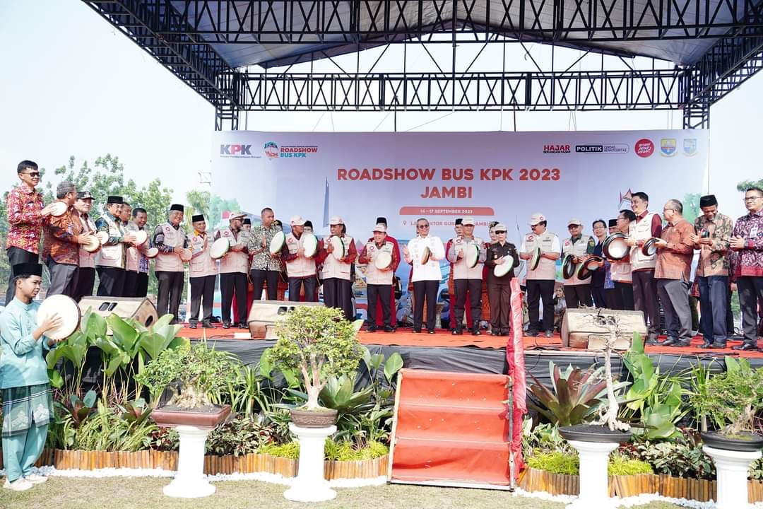 Pj. Tebo Bupati H. Aspan, ST Saksikan Roadshow Bus KPK | Detiksijambi.com