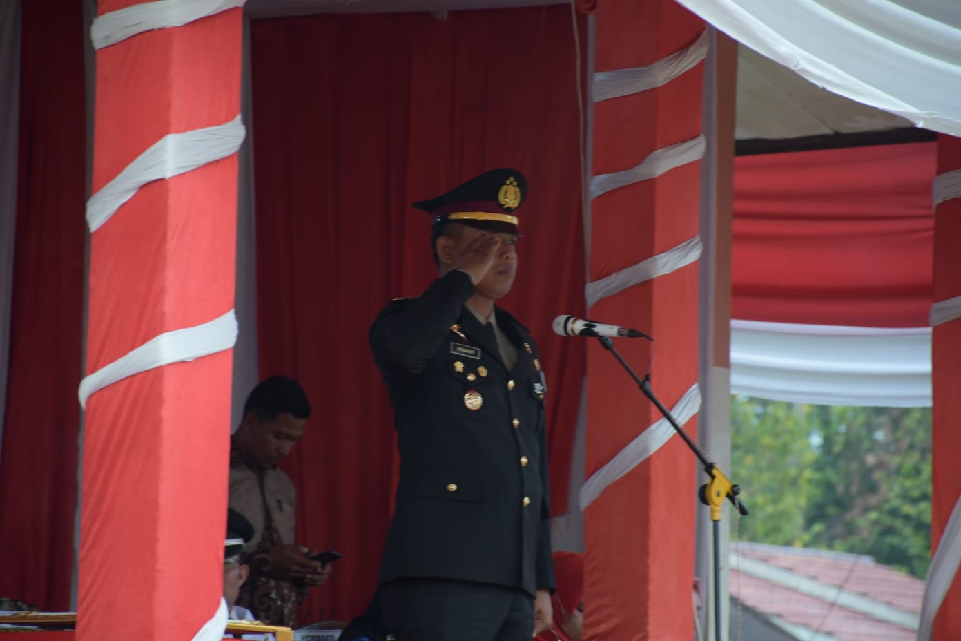 Kapolsek Tebo Ilir Jadi Irup Penurunan Bendera Merah Putih HUT RI Ke-79 Tahun 2024 ...